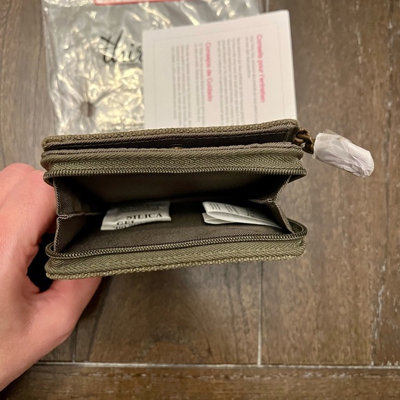 thirty-one | Bags | Thirtyone Clip N Zip Wallet Vintage Olive | Poshmark